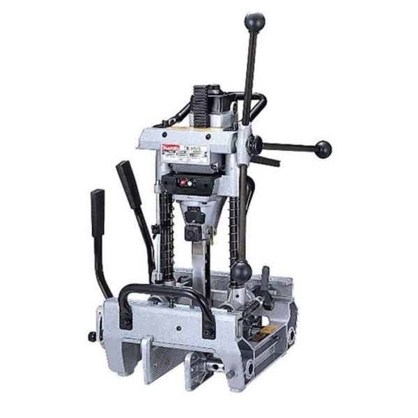 マキタ　手動カクノミ　７３０４【穴あけ能力】　最大角穴：30×30mm(1寸×1寸)　最小角穴：6×6mm(2分×2分)　最大切込み深さ：125mm(4寸1分)ノミ先端【最大加工剤幅】183mm(6寸)【回転数】1400(回転/分)【電源】...