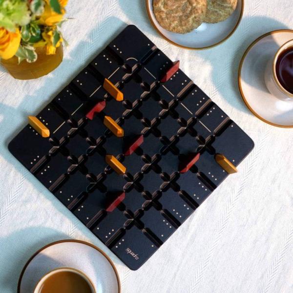 【たった15分、大人の贅沢な思考の遊び】SQUADRO MINI（スクアドロ ミニ）は、洗練されたデザインと奥深い駆け引きを凝縮した、2人専用の木製ボードゲームです。木の駒を指で進める心地よい感触。ルールは「自分の駒を往復させるだけ」と極め...