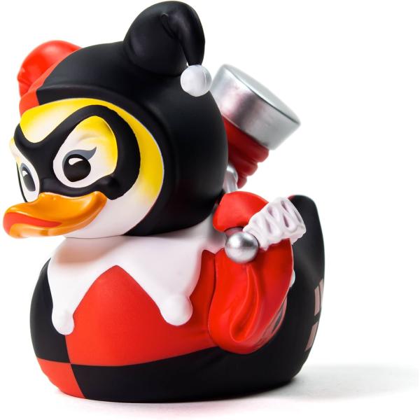 DC公式ライセンス、Numskull Designsが放つ新感覚フィギュア「TUBBZ」から、ハーリー・クインが登場！「コスプレするアヒル」をコンセプトにした本品は、愛らしいアヒルのフォルムと、彼女らしい狂気的な赤と青のコスチュームが見事に...