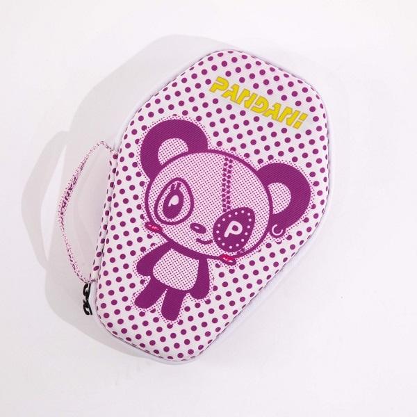 Pandaniのオリジナルラケットケース、抜群にかわいいカラーリングで登場です！かわいい外見、だけどハードタイプなので大事なラケットの持ち運びも安心です。推奨は標準サイズのラケット1本の収容ですが、2本入れる事も可能です。ラバー部分を保護す...