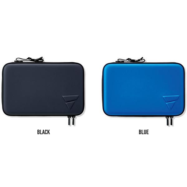 光沢のあるハードタイプのラケットケース。大切なラケットを保護。内部にメッシュポケットとゼッケン収納ループ付き。製造国：中国カラー：ブラック、ブルー素材 EVA/PU 裏地：ポリエステル サイズ：W17.5×H28×D5cm