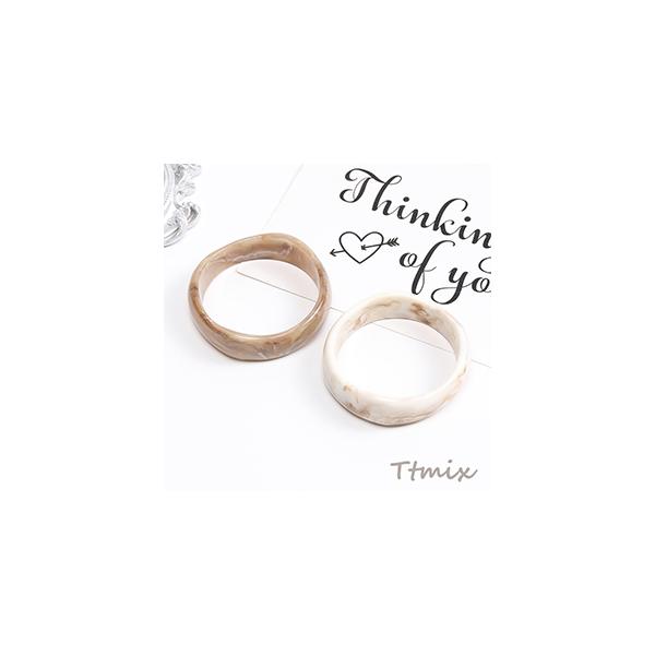 サイズ：内径約65mm(幅約18-21mm) 入数：1ヶ/パック 素材：樹脂製 重さ：約29g/パックバングル レディースバングル ブレスレット アクセサリー デイリー カジュアル レディース