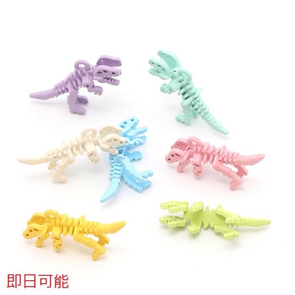 サイズ：約14×28mm 入数：4ヶ/パック 素材：合金製 重さ：約7.2g/パックユニークな恐竜の骨型合金製パーツ♪好みの色のティラノサウルスを選べます★ミニチュア型のティラノサウルスがかっこかわいいアクセントに！#チャーム #メタル #...