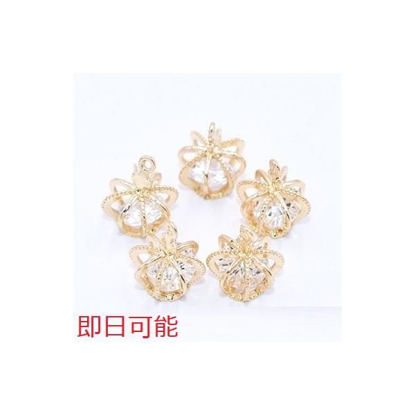 サイズ：約8×12mm 入数：4ヶ/パック 素材：銅、ジルコニア 重さ：約2.6g/パックシンプルな王冠チャーム★＃ハンドメイド ＃ガラス ＃ジルコニア #チャーム #クラウン #王冠 ＃飾り＃パーツ #材料 #素材 #アクセサリー ＃手芸...