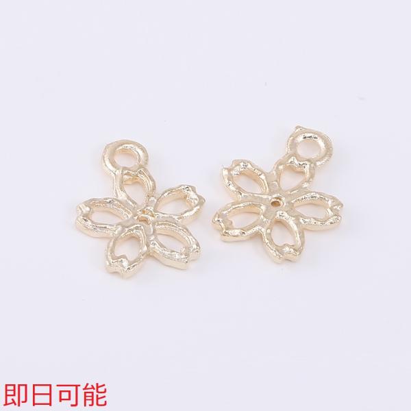 サイズ：約10×12mm 入数：20ヶ/パック素材：合金製 重さ：約7g/パックイヤリング・ネックレス・レジンなどに利用できます♪#チャーム #メタル #フラワー #花型 #さくら #桜 ＃ハンドメイド #アクセサリー #飾り #パーツ #...