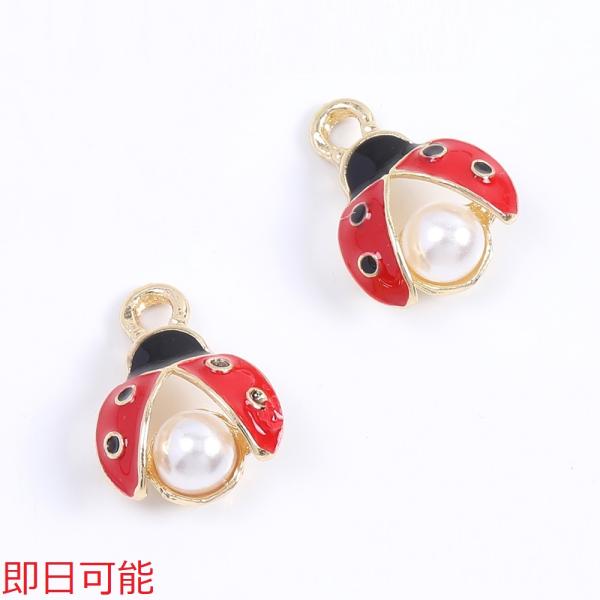 サイズ：約11×15mm 入数：6ヶ/パック 素材：ABS製、合金製、エポ付き 重さ：約6g/パック存在感抜群のてんとう虫チャーム♪イヤリング・ピアスはもちろん、キーホルダーや携帯ストラップなど色んな小物のアレンジに利用できます★＃ハンドメ...