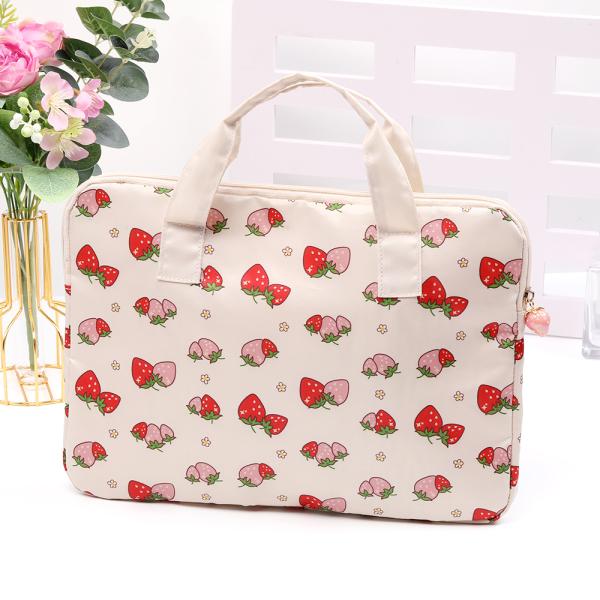 サイズ：約25×35cm 入数：1ヶ/パック 素材：ポリエステル 重さ：約78g/パックいちご柄ノートパソコンケース PCケース 苺モチーフケース いちご柄収納バッグ いちご柄プリント 人気 ストロベリー柄ポーチ 可愛いいちご生地バッグ B...