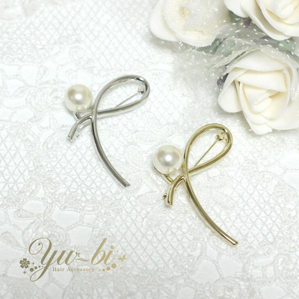 リボン曲線に1粒パールが上品な印象に☆シンプルなデザインですので、ドレスやスーツはもちろん、普段のお洋服にもあわせやすいです。スカーフやショール・マフラーなどのワンポイントアクセサリーにもGOOD!! 【サイズ】モチーフ：約幅4.6×長さ6...