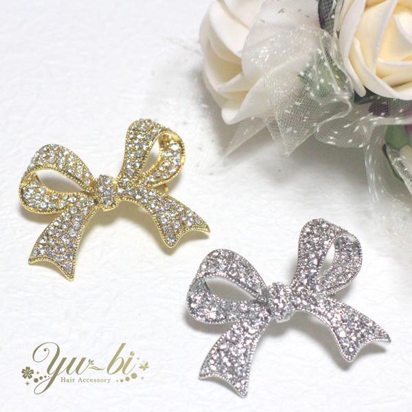 まぶしいほどの煌めきビジューリボンブローチ♪結婚式などの華やかシーンをはじめ、入学式卒業式などのフォーマルシーンに大活躍のアイテムです。スーツなどのブローチとしてはもちろん、ショールやバッグなどのワンポイントアクセサリーにもGOOD!! 【...