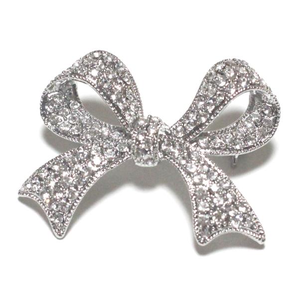 まぶしいほどの煌めきビジューリボンブローチ♪結婚式などの華やかシーンをはじめ、入学式卒業式などのフォーマルシーンに大活躍のアイテムです。スーツなどのブローチとしてはもちろん、ショールやバッグなどのワンポイントアクセサリーにもGOOD!! 【...
