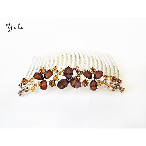 きらきらラインストーンが輝く華やか夜会巻きヘアコーム。異なるストーンでデザインされた三つ葉が、女性らしい大人な印象を与えてくれます。 幅広コームで、夜会巻きなどのアップスタイルをしっかりキープ!!パーティーや結婚式などのお呼ばれシーンや和装...