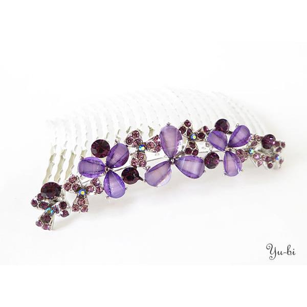 きらきらラインストーンが輝く華やか夜会巻きヘアコーム。異なるストーンでデザインされた三つ葉が、女性らしい大人な印象を与えてくれます。 幅広コームで、夜会巻きなどのアップスタイルをしっかりキープ!!パーティーや結婚式などのお呼ばれシーンや和装...