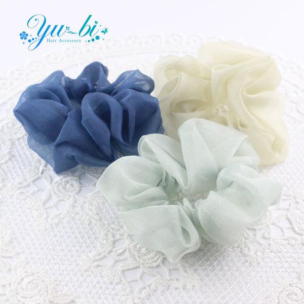 光沢のあるシフォン生地が上品なミニシュシュ。落ち着いた色味ですので、比較的どんなファッションでも合わせやすいです。【サイズ】直径:10cm　幅:3.5cm【カラー】クリーム　ミント　藍色　＊画面上と実物では多少色が異なって見える場合もござい...