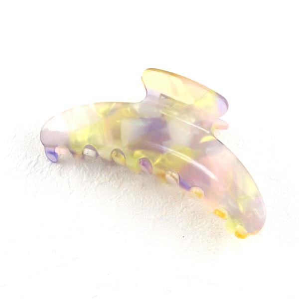 べっ甲柄の大きめバンスクリップです。アセテート素材でしっかりホールド力もありますので、ロングヘアの方もしっかり留めることができます。【カラー】アーチタイプ（パープルミックス　黒ベージュ）　　リングタイプ（黒ぶち　べっこう）＊画面上と実物では...