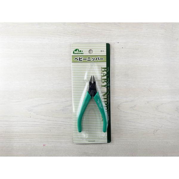 プラモデルの製作用に作られたホビー専用のニッパーです。グリップはソフトタッチのにぎりやすいカバー付です。●全長100ｍｍと小さい手の方やお子様にも扱いやすいサイズになっています。子供も握りやすい柔らかいバネ付き（切断範囲　Φ１ｍｍ未満）