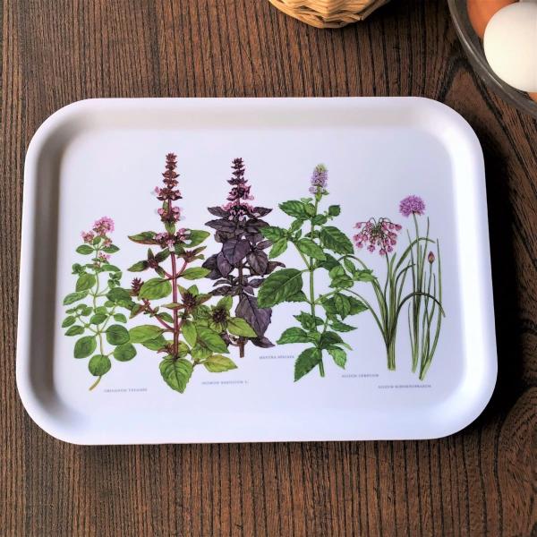 北欧デンマークから届いた図鑑アートなトレー。ハーブがデザインされたおしゃれな1枚です。マグカップと小さめのお皿が乗るサイズ感です。ほっと一息つくティータイムに、また、インテリアディスプレーにもおすすめ。こちらはデンマークで自然研究と出版社を...