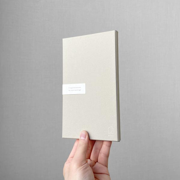 貼り箱の技術を用いて本のように開くデザインに仕上げた祝儀袋（金封）。中はお札がピッタリと収まるようスポンジをくり抜き加工されたような仕様になっております。約5mmの深さがあるので、50万円程度まで収まりますが、３万円〜30万円程度を包むのに...