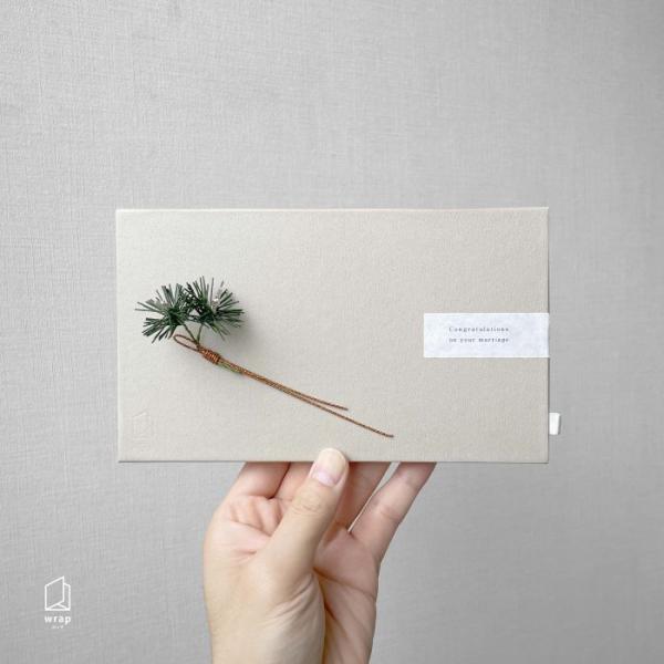 貼り箱の技術を用いて引き出し式のお箱に仕上げた祝儀袋（金封）。中はお札がピッタリと収まるようスポンジをくり抜き加工されたような仕様になっております。約5mmの深さがあるので、50万円程度まで収まりますが、３万円〜30万円程度を包むのに最適な...