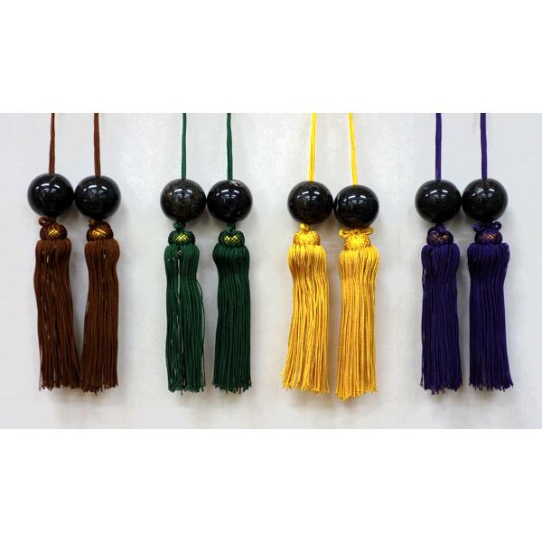 風鎮は掛け軸の軸先に付けるおもりです。「風を鎮める」という字の通り、掛け軸が風に揺れないようにするためのもので、飾りとしての意味合いもあります。茶色・緑色・金茶色・紫色の４色からお選びいただけます。