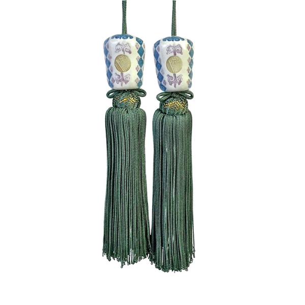 風鎮は掛け軸の軸先に付けるおもりです。「風を鎮める」という字の通り、掛け軸が風に揺れないようにするためのもので、飾りとしての意味合いもあります。