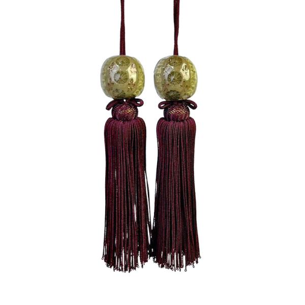 風鎮は掛け軸の軸先に付けるおもりです。「風を鎮める」という字の通り、掛け軸が風に揺れないようにするためのもので、飾りとしての意味合いもあります。