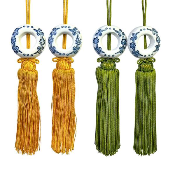 風鎮は掛け軸の軸先に付けるおもりです。「風を鎮める」という字の通り、掛け軸が風に揺れないようにするためのもので、飾りとしての意味合いもあります。房色は金茶色・若草色の２種類からお選びいただけます。