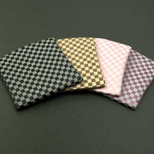 市松模様の数珠袋です。市松模様は子孫繁栄や事業拡大など、縁起の良い模様として古くから人気があります。ほどよいサイズのポーチ型で、小物やカード類も収納できます。４種類のバリエーションをご用意しておりますので、お好きな柄をお選びください。