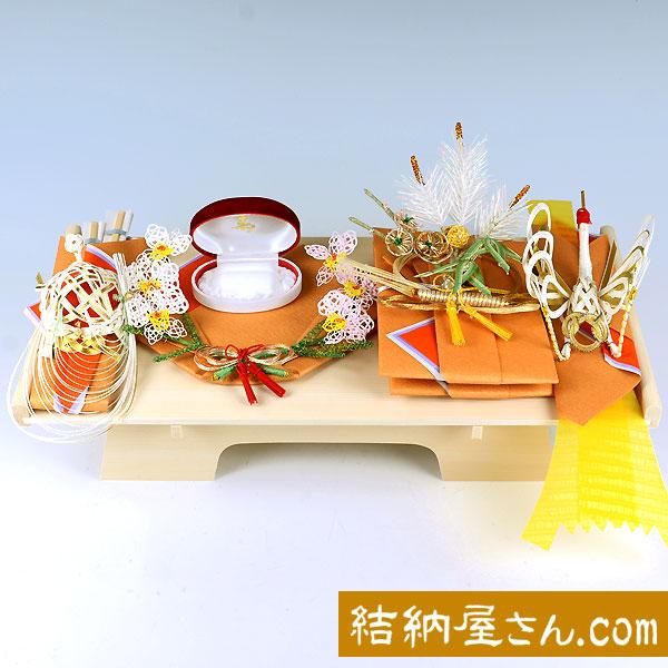 【送料・代引手数料無料・筆耕サービス】★結納の納め方DVD付★白い松で装飾された結納セットです。鶴亀、お花の飾りまで職人の手造りで、高級感に溢れています。白木台に載せる事により、リーズナブルな価格でという方にオススメです！