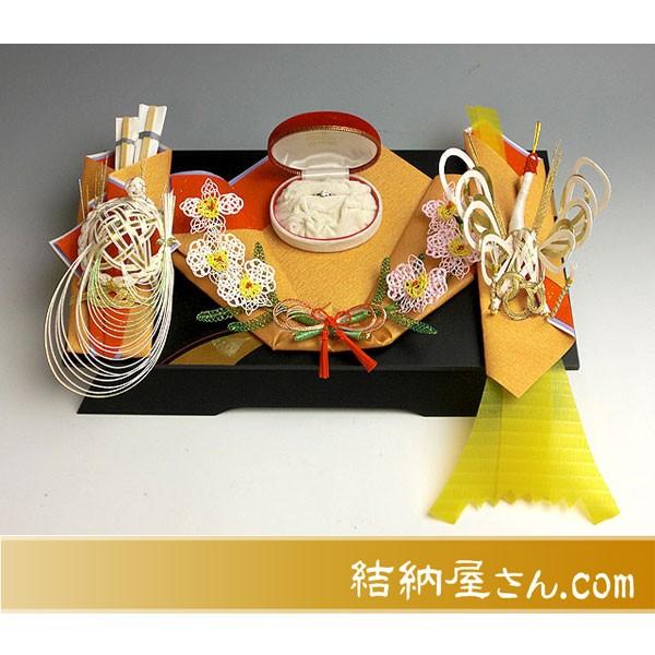 【送料・代引手数料無料】★結納の納め方DVD付★この結納セットは婚約の記念品（指輪等）のみを贈る場合によく使われます。黒の結納台が記念品を豪華に引き立てます。