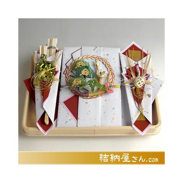 【送料・代引手数料無料・筆耕サービス】★結納の納め方DVD付★食事会形式の略式結納などにぴったりな手渡しタイプの結納セットです。白木台の上にのしと末広と結納金がのったシンプルな3点セットで、中央は松竹梅、左右に鶴亀の縁起の良い水引細工が美し...