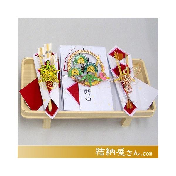 【送料・代引手数料無料・筆耕サービス】★結納の納め方DVD付★白木台の上にのしと末広と結納金がのったシンプルな3点セットで、中央は松竹梅、左右に鶴亀の縁起の良い水引細工が美しいです。