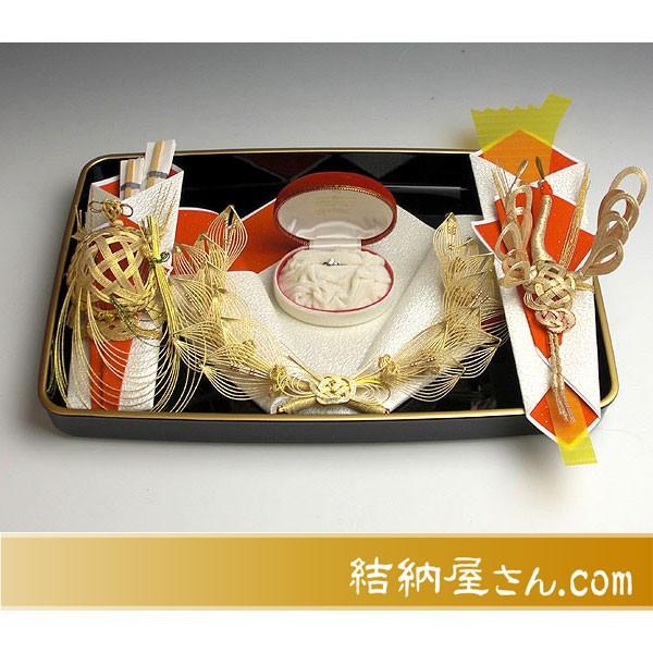 【送料・代引手数料無料】★結納の納め方DVD付★この結納セットは婚約の記念品（指輪等）のみを贈る方に人気のパール指輪セットを手渡しできるよう、広蓋仕様にアレンジしたものです。食事会形式の婚約式などにご使用いただくと、より華やかな雰囲気で記念...