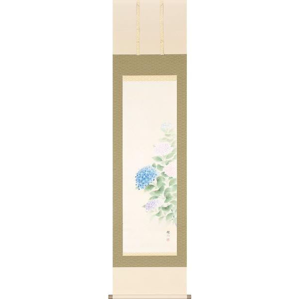 ★無料サービス★水引ラッピング、または名前等を桐箱のフタ裏へ筆耕致します（毛筆手書き）五輪の華が集まり艶やかに咲く紫陽花。柔らかな色を使った透明感のある画風で描かれたこの掛軸は、初夏の香りを感じさせます。手描き・国産志向を重視した最高品質の...