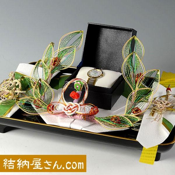 【送料・代引手数料無料】★結納の納め方DVD付★このセットは婚約の記念品のみを贈る場合によく使われます。黒の結納台が記念品を豪華に引き立てます。また、台ごと手渡しする事もできます。※記念品はイメージです。
