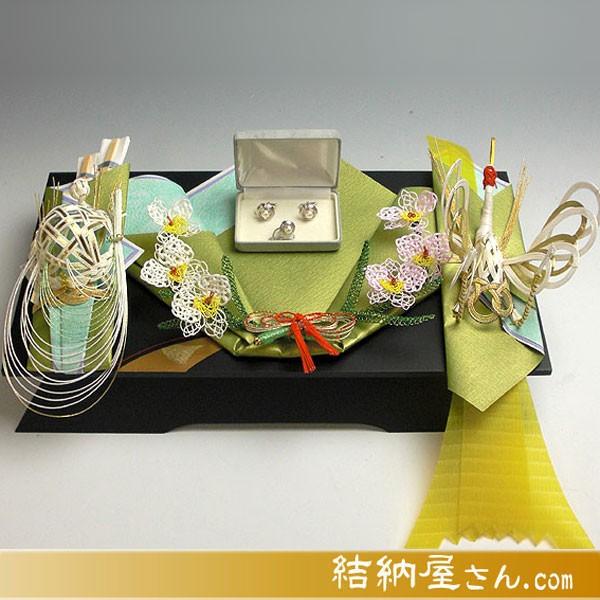 【送料・代引手数料無料】★結納の納め方DVD付★この結納セットは婚約の記念品（時計等）のみを贈る場合によく使われます。黒の結納台が記念品を豪華に引き立てます。