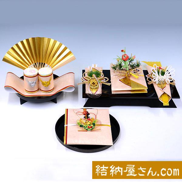 【送料・代引手数料無料・筆耕サービス】★結納の納め方DVD付★「孔雀」仕様は、オレンジに輝くオリジナル特別紙を使い、鶴・亀・松のおめでたい飾り細工もすべて職人の丹念な手作りの結納品になっています。このセットでは台を黒塗りにし、コンパクトなが...