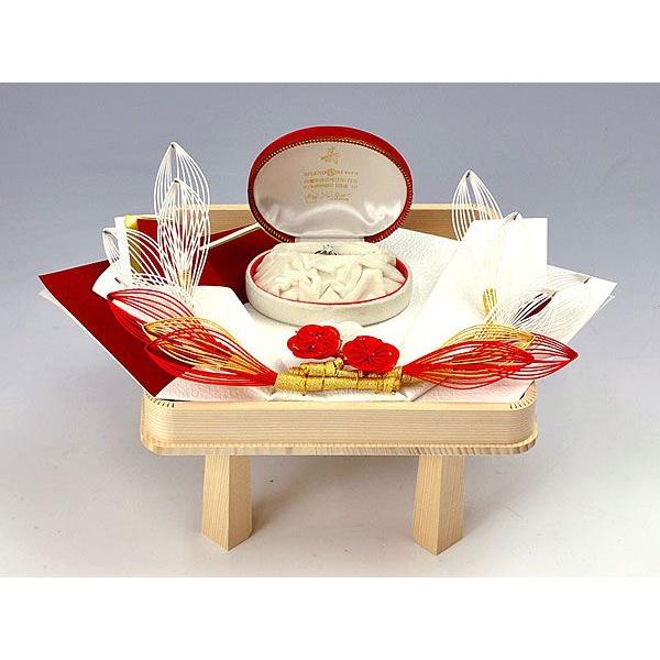 大切な指輪を華やかに演出してはいかがでしょうか？ 御品が一層引き立ちます。 お相手様に対してもずっと丁寧な印象になりますよね。記念品台ですので時計やネックレスにもお使い頂けます。