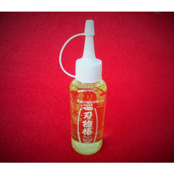 ブランド：黒ばら本舗　商品名：刃物椿　容量：　100 ml生産地：日本特徴：料理包丁や高級刃物のお手入れと保存だけでなく、ミシン・精密機械等の潤滑とさび止め油や日曜大工道具のお手入れ油に使える無臭の不乾性油です。　【発送について】本商品の発...