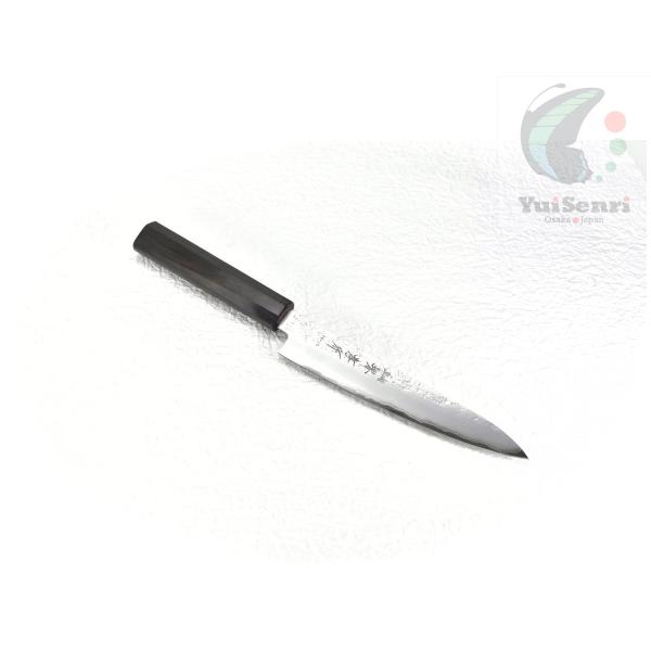 ブランド： 堺孝行（青木刃物製作所）モデル：VG-10　梨地和式材質：V金10号 梨地（ステンレス）刃渡：150 mm柄：黒檀一体型柄特徴：サビに強く切れ味の持続性が高いVG-10を芯材に梨地仕様のステンレスに割り込ませた包丁です。ハンドル...