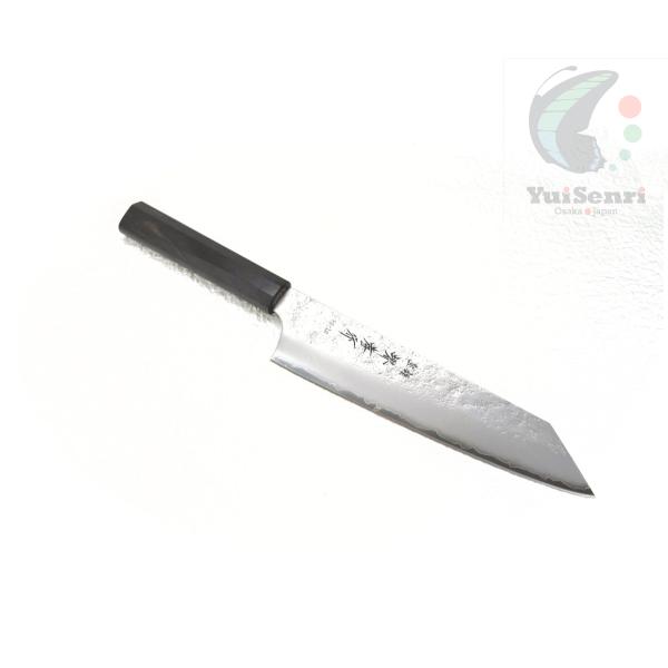 ブランド： 堺孝行（青木刃物製作所）モデル：VG-10　梨地和式材質：V金10号 梨地（ステンレス）刃渡：190 mm柄：黒檀一体型柄特徴：サビに強く切れ味の持続性が高いVG-10を芯材に梨地仕様のステンレスに割り込ませた包丁です。ハンドル...