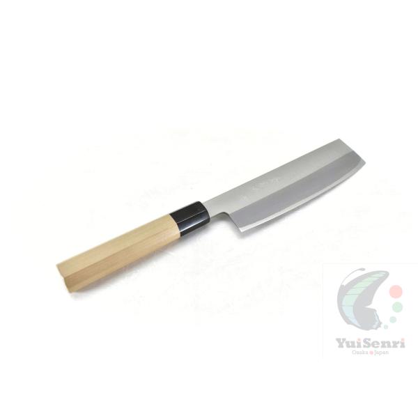 ブランド： 郷右馬允義弘（義弘・山脇刃物製作所）材質：HAP40割込刃渡：180 mm※刃渡りの定義はマチ（刃と柄を差し込んだ根元部分）から刃先までの寸法を指します。柄：水牛八角柄 ※天然品の為、色味が若干異なる場合があります。特徴：HAP...