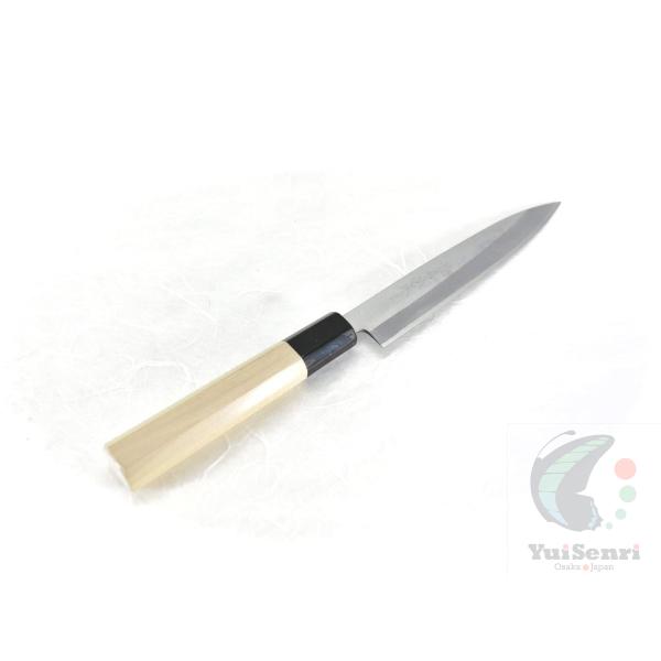 ブランド： 郷右馬允義弘（義弘・山脇刃物製作所）材質：HAP40割込刃渡：150 mm柄：水牛八角柄 ※天然品の為、色味が若干異なる場合があります。特徴：HAP40は硬度の高い粉末ハイス鋼と知られ、切れ味、耐摩耗性に優れた鋼材です。硬度が非...