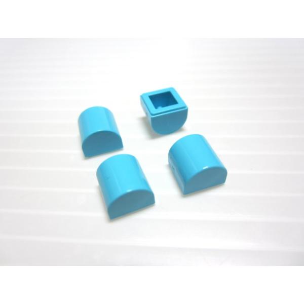 ご覧頂きありがとうございます。本品はアズール青の蒲鉾形タイル４点セット（1x1x2／3）です。最近出現した蒲鉾形のタイルで建物の壁や屋根などで役立つ人気パーツです。