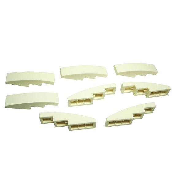 本品は白色の１×４カーブスロープ８点セットになります。カーブスロープは作品の丸みを表現するのにとても重宝するパーツです。ロボット系作品などにも活用できます。