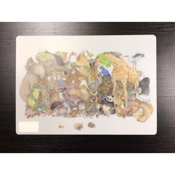 ■商品説明世界の著名な画家が描いたイラスト入りプレイスマットです。ツヤのないさらさらとした触り心地です。ゆとりのある29×43cmのサイズで、テーブルマットとしてお使いいただけます。■サイズ：横43cm×縦29cm■素材：プラスチック■企画...