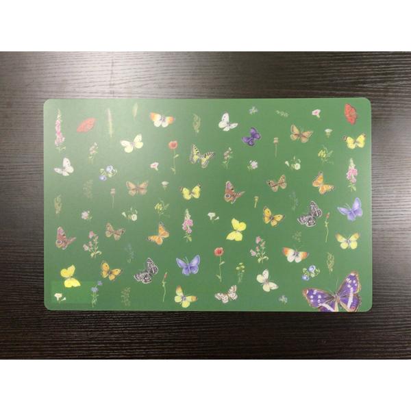 ■商品説明世界の著名な画家が描いたイラスト入りプレイスマットです。ツヤのないさらさらとした触り心地です。ゆとりのある29×43cmのサイズで、テーブルマットとしてお使いいただけます。■サイズ：横43cm×縦29cm■素材：プラスチック■企画...