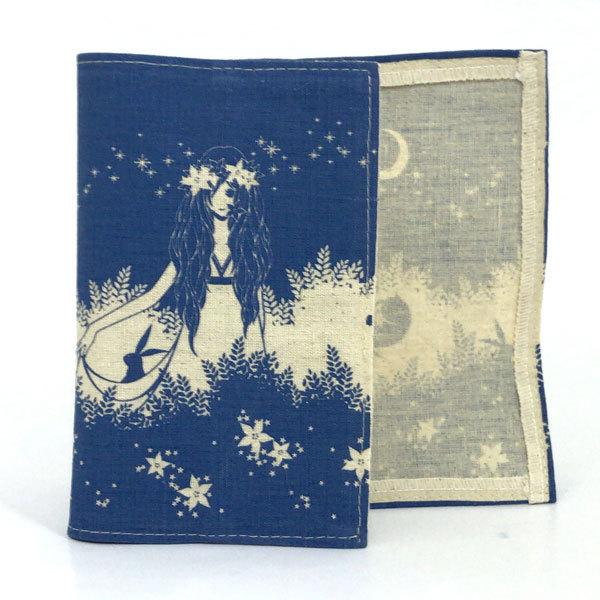 ●商品説明ワカマツカオリのイラスト付きブックカバーです。●見開きサイズ： 約170×290mm●収納ブックサイズ：A6文庫●カラ―：ブラウン/茶在庫数は、一定の個数で設定しております。品切れの場合は、メールにてご連絡させていただきます。また...