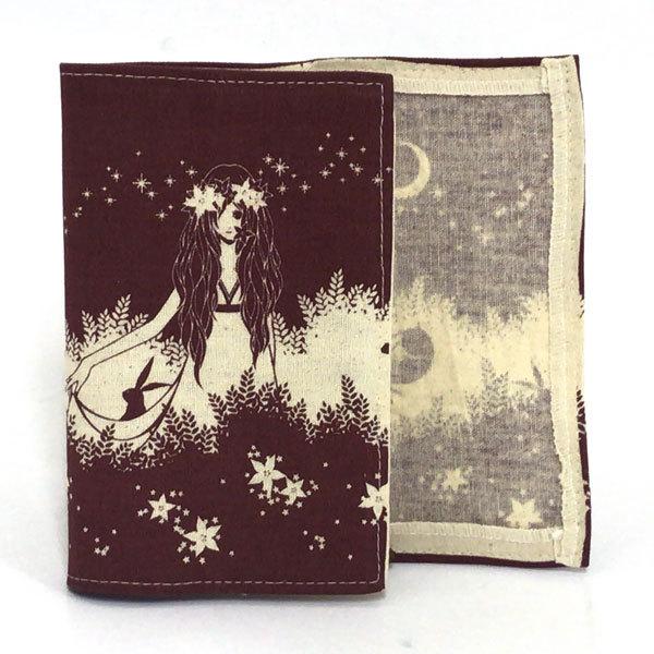 ●商品説明ワカマツカオリのイラスト付きブックカバーです。●見開きサイズ： 約170×290mm●収納ブックサイズ：A6文庫●カラ―：ブルー/青在庫数は、一定の個数で設定しております。品切れの場合は、メールにてご連絡させていただきます。また、...