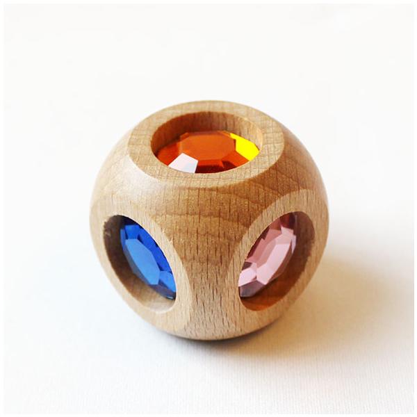 商品名：ジュエルダイスメーカー：デュシマ(ドイツ)製造：ドイツサイズ：3.5cm角年齢目安：1歳〜ブナ材の丈夫なサイコロに6色のかわいいジュエルが埋め込まれています。ドイツ、デュシマ社の同シリーズの「ジュエルメモリー」や「ジュエルプレート」...