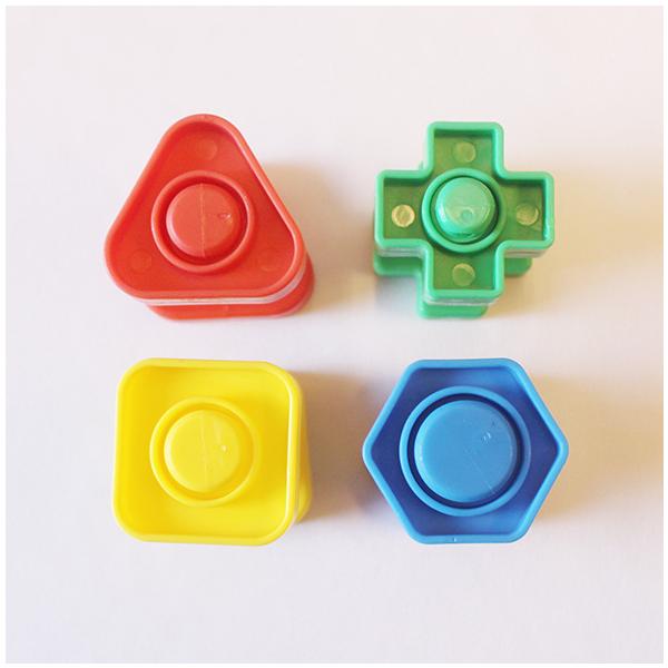 商品名：ねじあそび 8ピース(4セット)入メーカー：EEG社・educo(中国)ボルト頭部のサイズ：φ4.5×L6.5cm 素材：ポリプロピレンセット内容：8ピース（4セット)※色は赤・黄・青・緑、形は四角・六角・三角・十字色と形が異なる4...